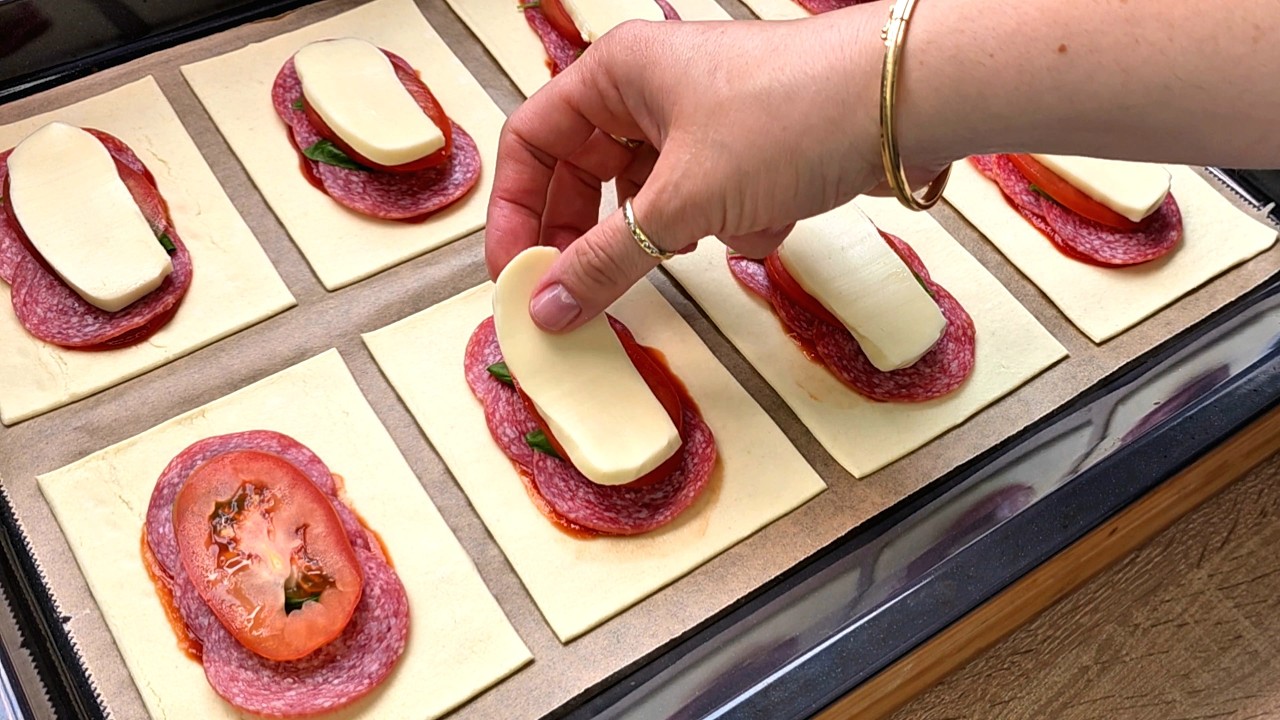 Szalámis-paradicsomos party snack szeletek, amik pillanatok alatt elfogynak